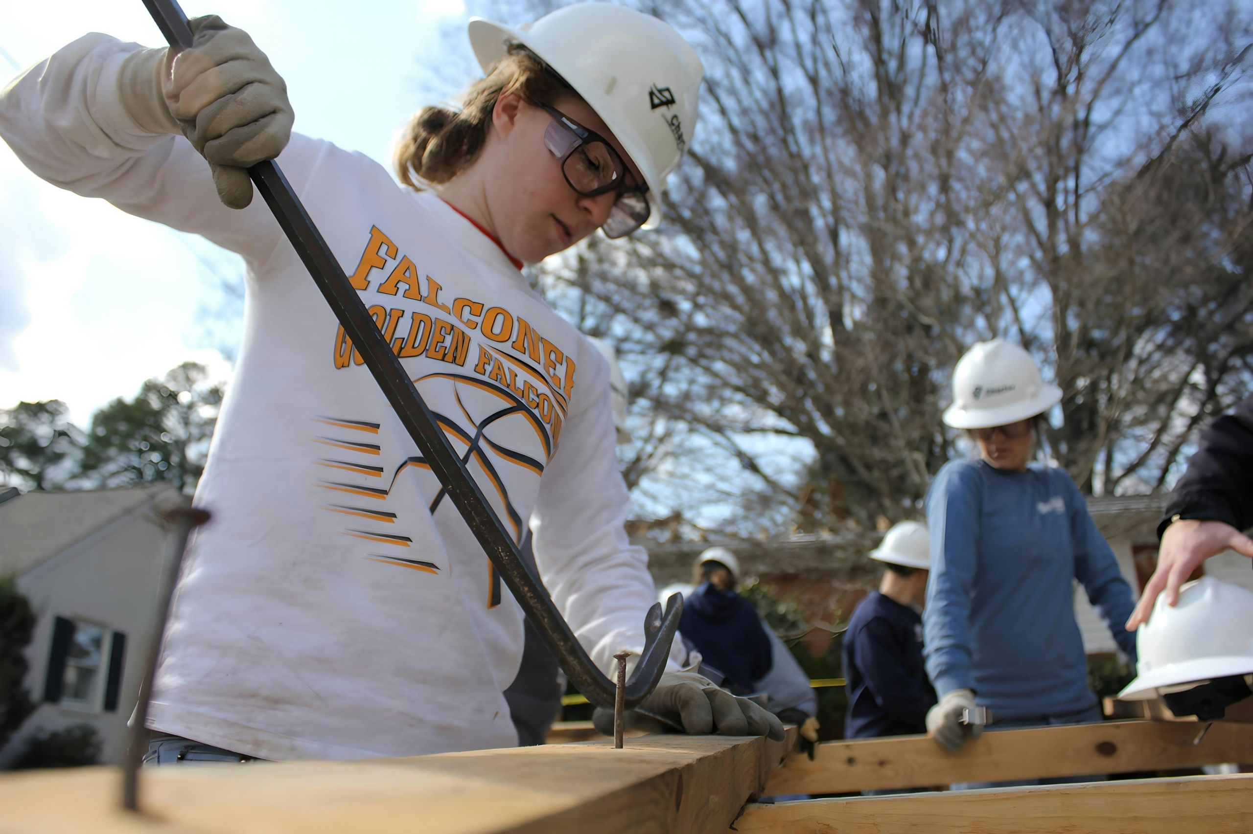 How Lots of Chicks with Hammers Are Building Homes For Single Moms